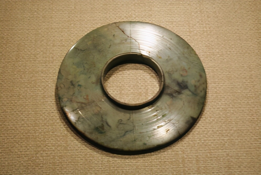 The folk jade in Sanxingdui holds a dove stick in his hand. Historians ...