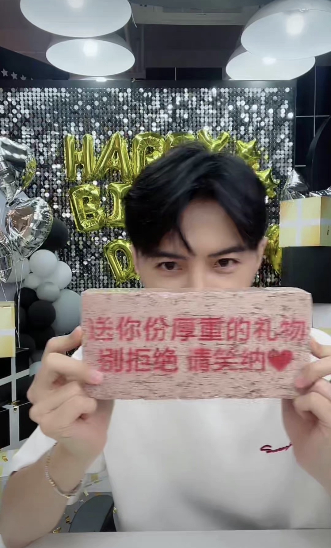 Tang Yuzhe received a brick on his birthday, 37 years old, in good ...