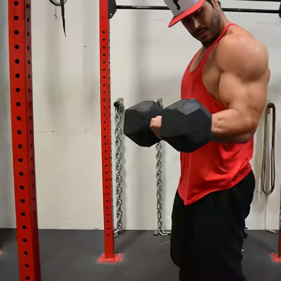 The handsome muscular guy with a height of 2 meters is really eye ...