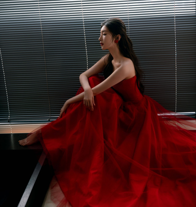 Charming red rose! Jiang Shuying's red dress on the Spring Festival ...