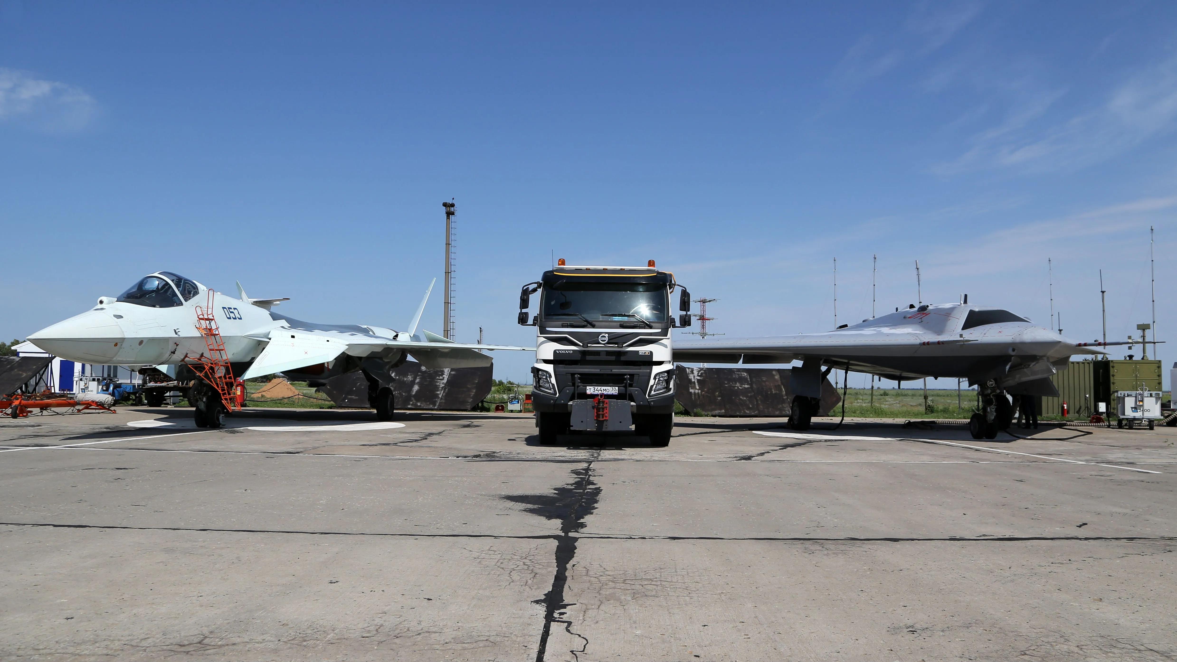 Russian heavy stealth drone Su-70 - iNEWS
