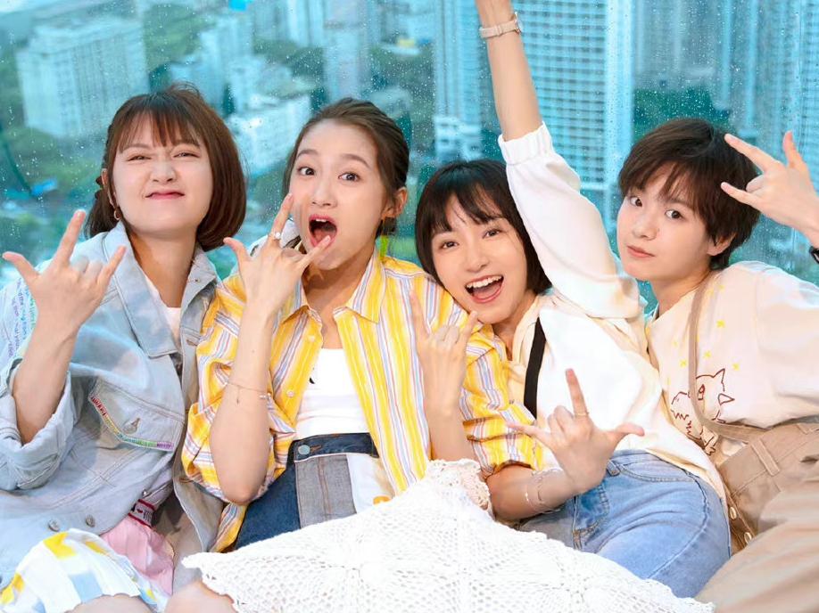 23-year-old Guan Xiaotong played in the big movie again, with Jiang Wen ...