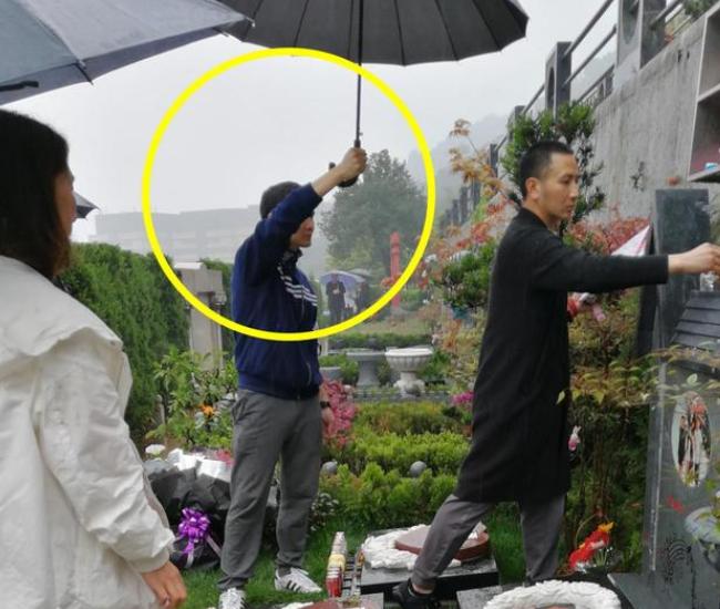 Zhu Qingfeng is willing to get in the rain and hold an umbrella for Lin ...
