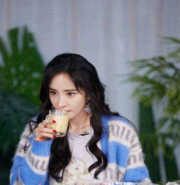 Yang Mi opened a live broadcast and interacted with fans. The early ...