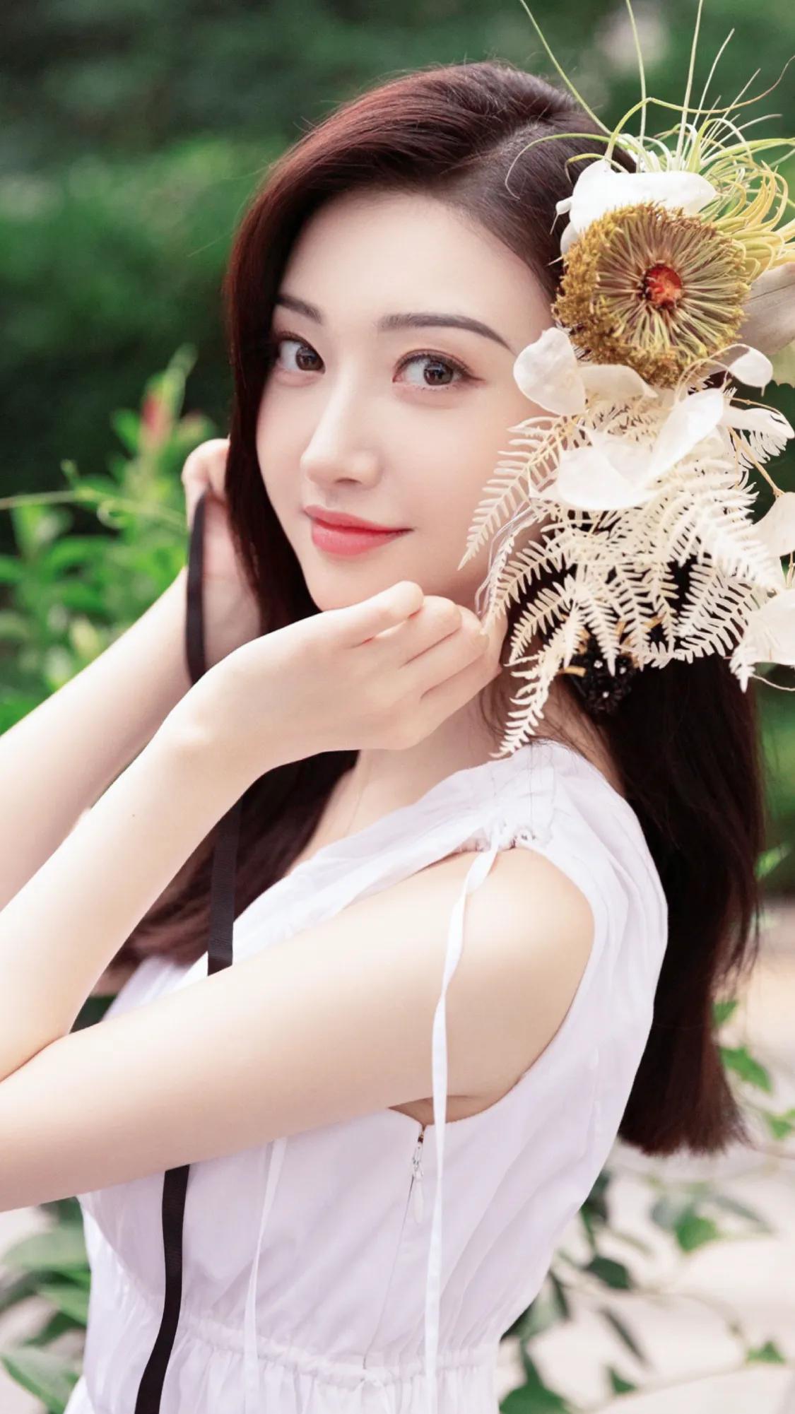 The beauty of the closed moon and the shame of the flower, the beauty ...