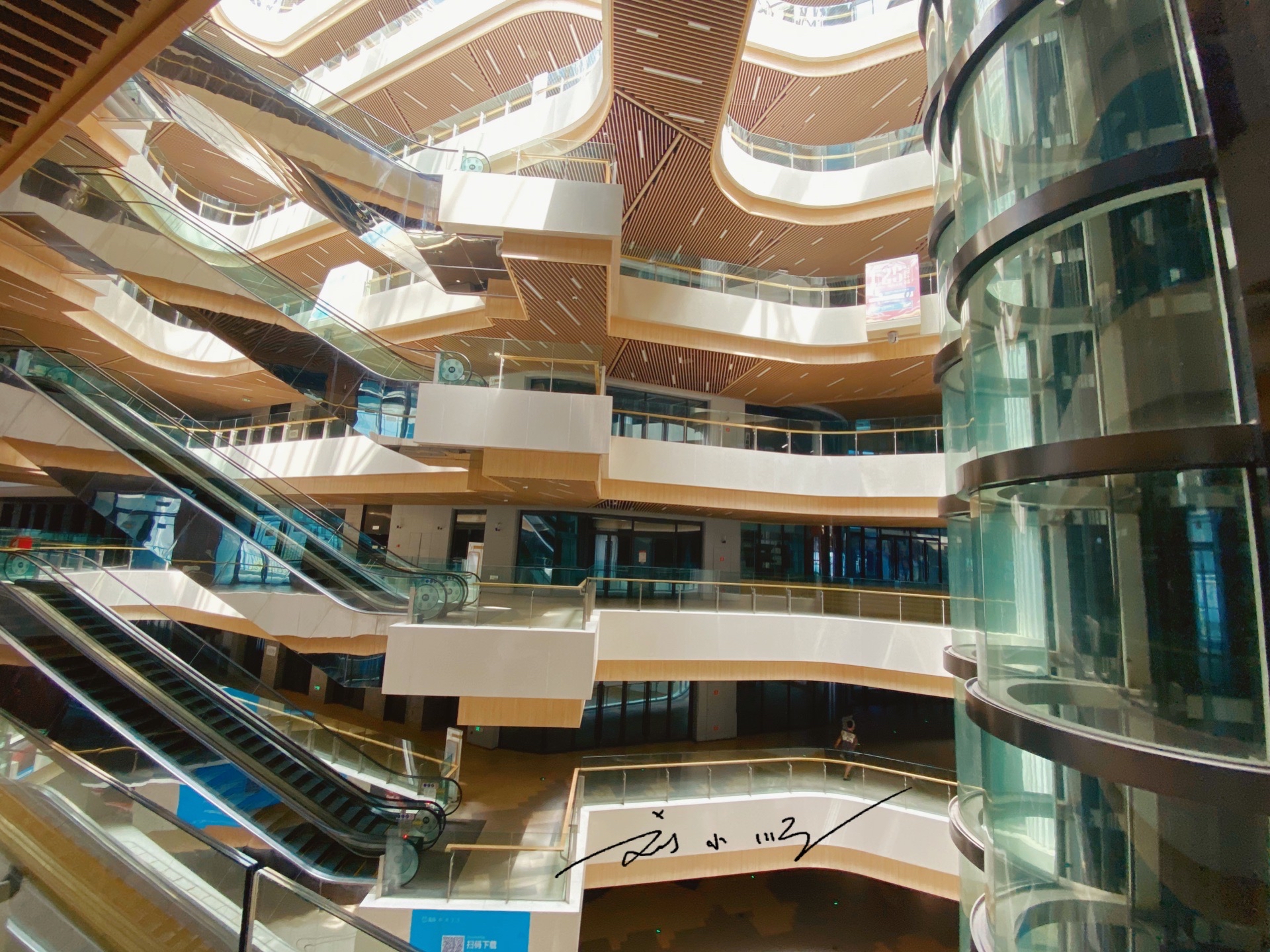 There is a strange shopping mall in Jiulongpo, Chongqing. It looks tall ...