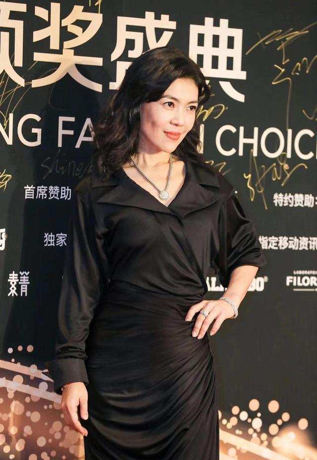 Su Man married 28 years is still beautiful, put the French husband ...