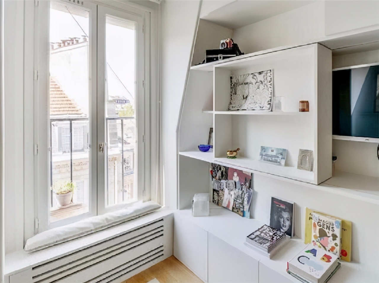 The bedroom is separated from the children's room, and the 35-square ...