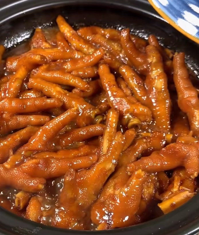 Teach you to make a different braised chicken feet, soft and glutinous ...