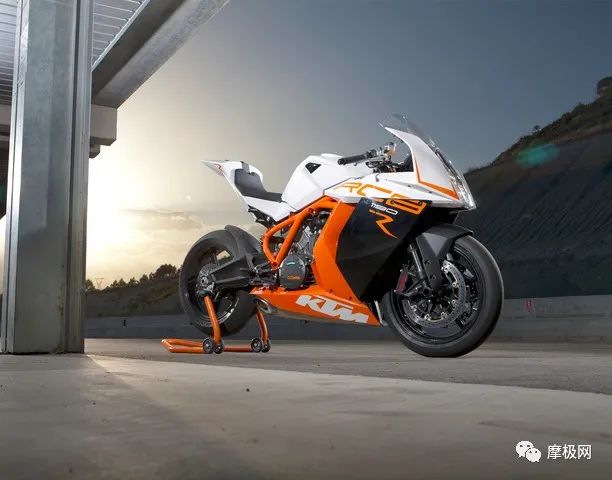 The much-anticipated KTM RC8C debut - iNEWS