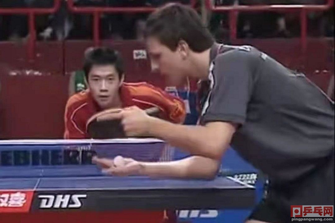After returning the ball and hitting the beater, Qiu Yike reversed Boll ...