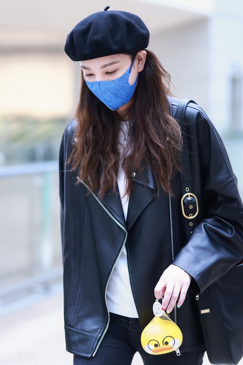 Zheng Xiyi wears black leather jackets and beret blessings, cool, sassy ...