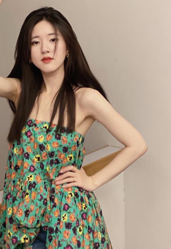 Gu Yuhan has a cool photo on the beach, wears a tube top dress and hits ...