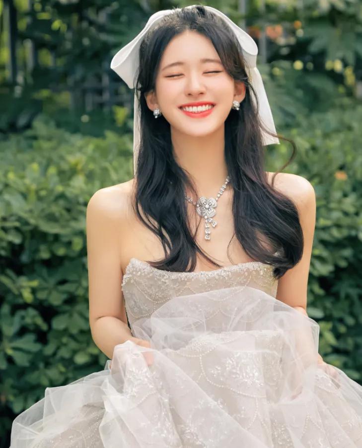 Zhao Lusi dressed in a white dress, like a castle princess, fans ...