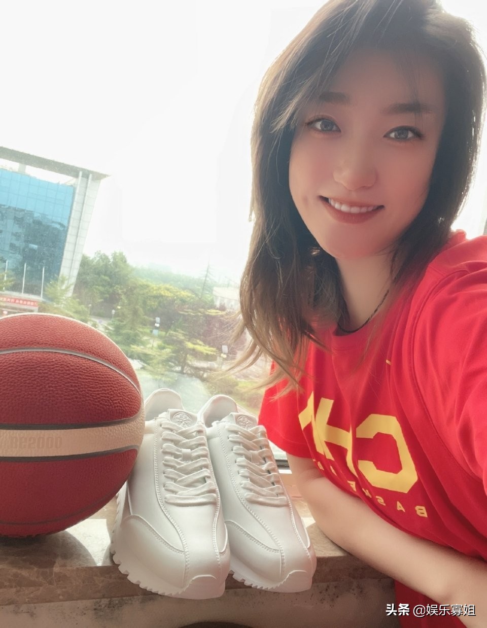 Let Xiaobai "get it up" again, the white shoes given by the women's ...