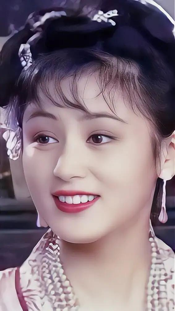 The young Chen Hong is too beautiful, and her costume is astonishing ...