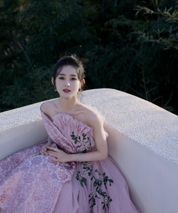 Zhao Liying new film is so tender! Half-laceful shoulders, good body ...