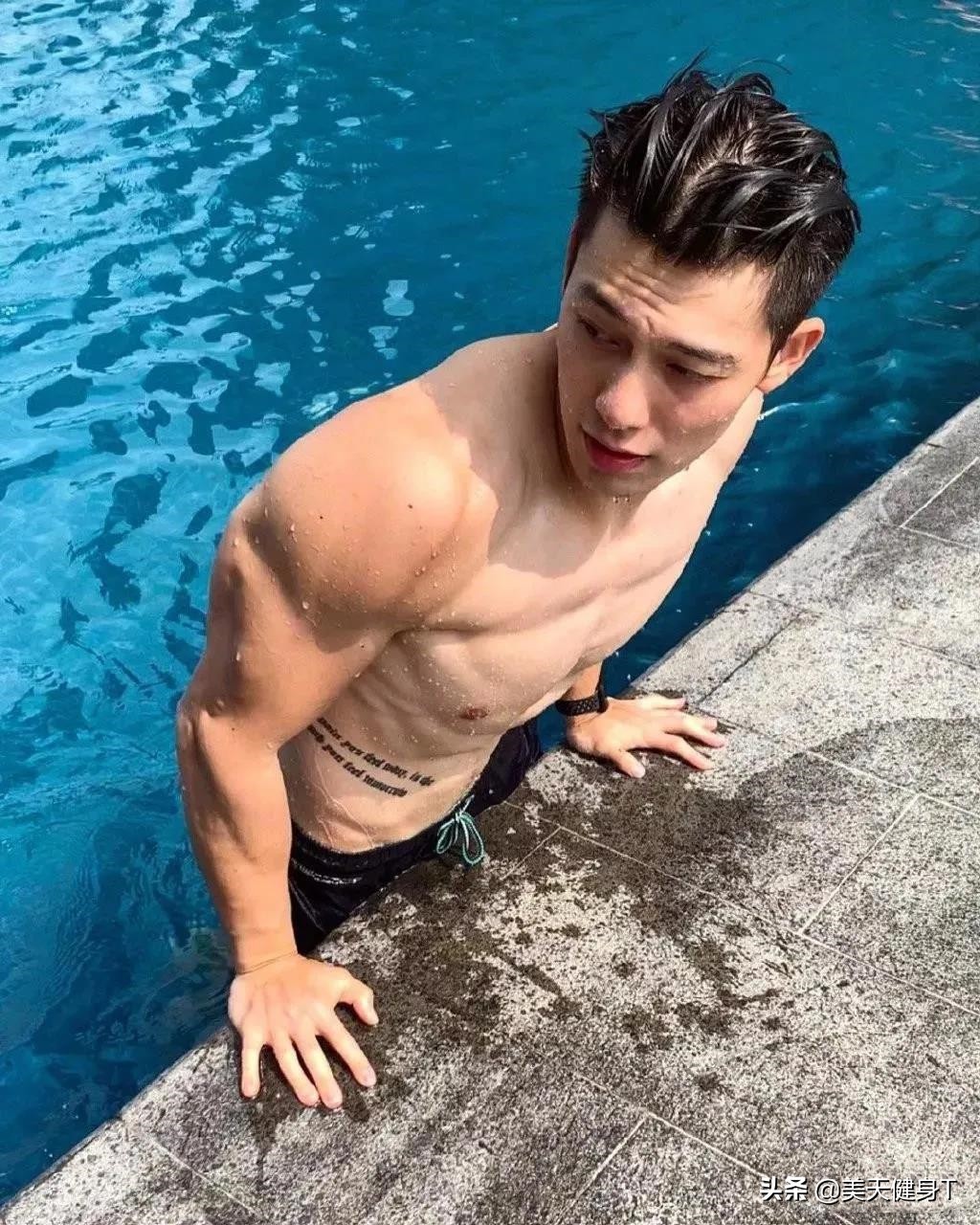 The 185cm Chinese muscular male model has a strong and angular figure ...