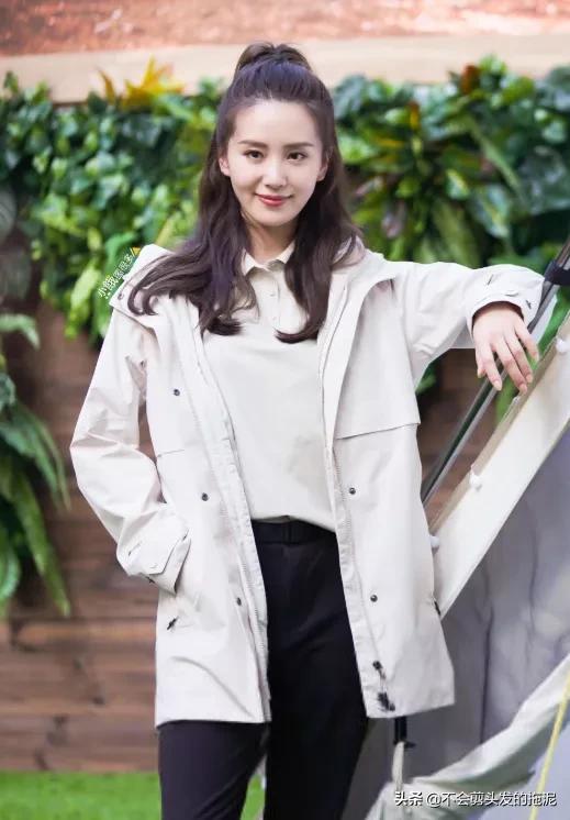 Liu Shishi, Bai Lu, Zhang Jingyi, small flowers in the background ...