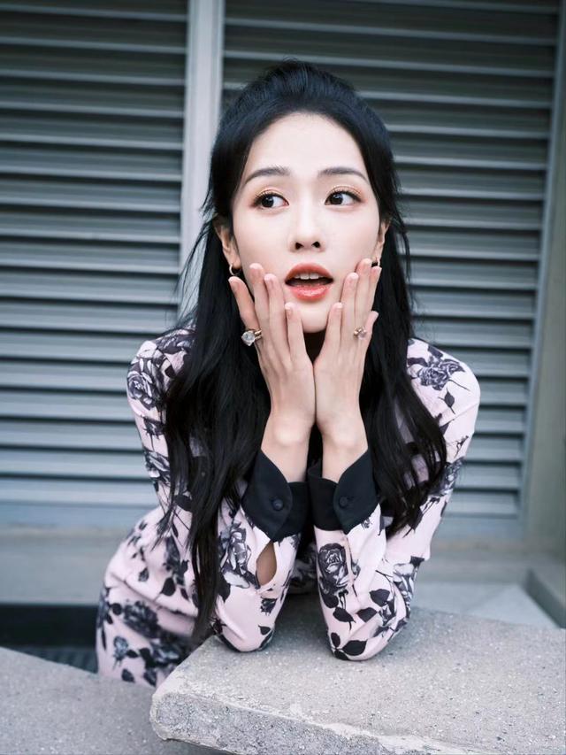 Bai Lu wore a printed skirt and appeared on CCTV, holding hands with Li ...