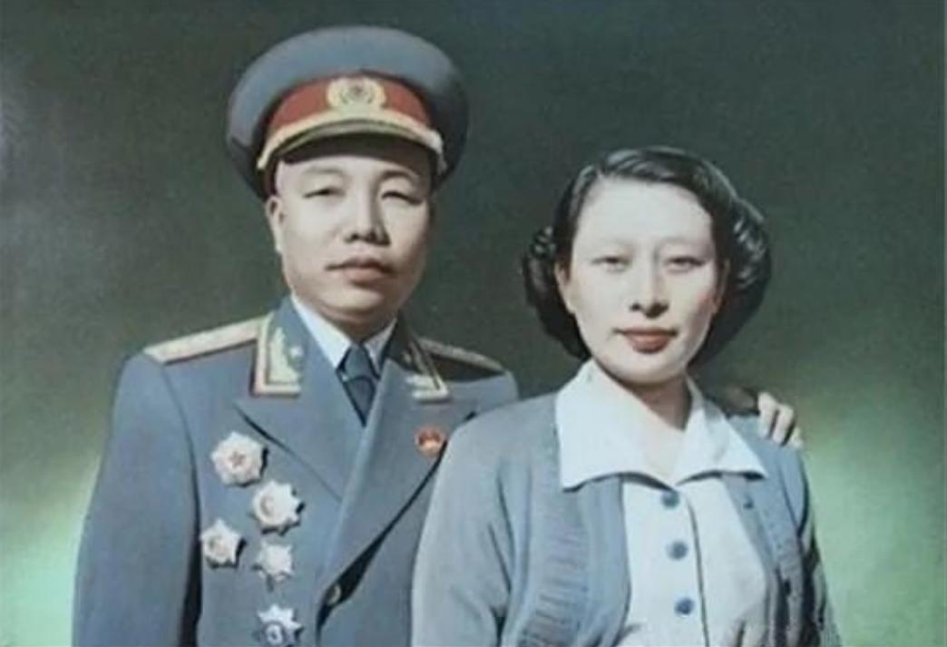 In 1961, Xiao Hua and his wife returned to their hometown to worship ...