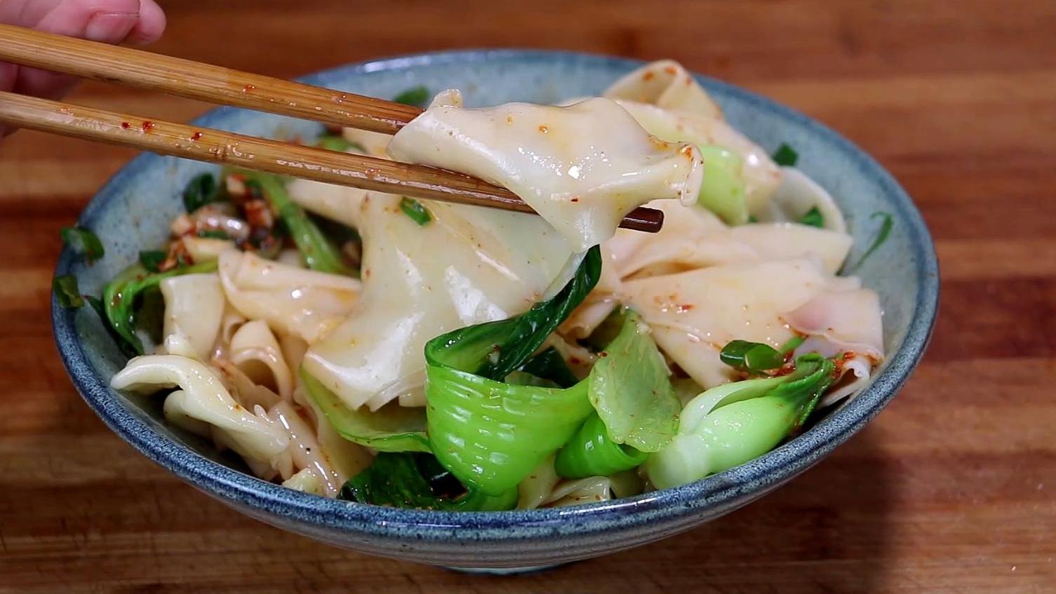 The chef teaches you how to do this oily dumpling skin noodles, it is ...