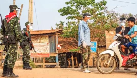 The military and border guards line up the streets with guns at ...