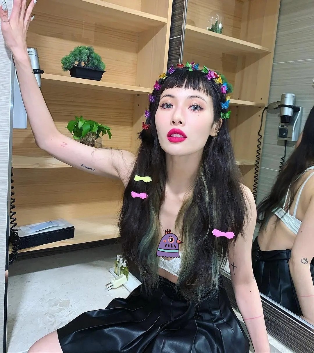 Han Xing Hyuna has 32 selfies a day, her lace underwear poses ...