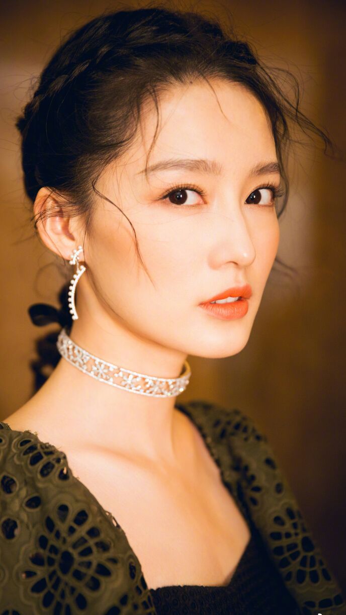 Featured fashion photo: exquisite facial features, glamorous and noble temperament, fresh fairy ...