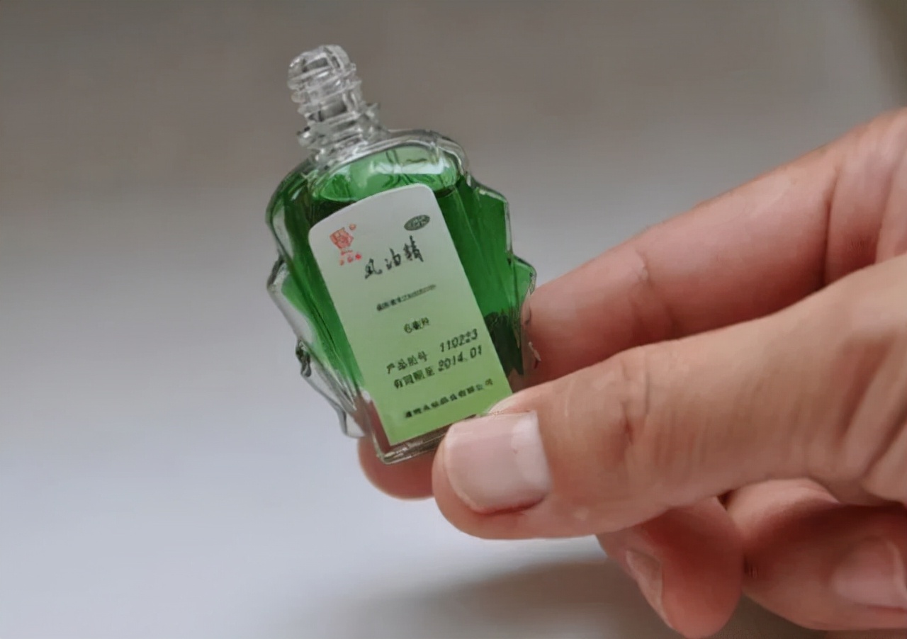 A man puts a few drops of Fengyou Essence on his belly every night ...