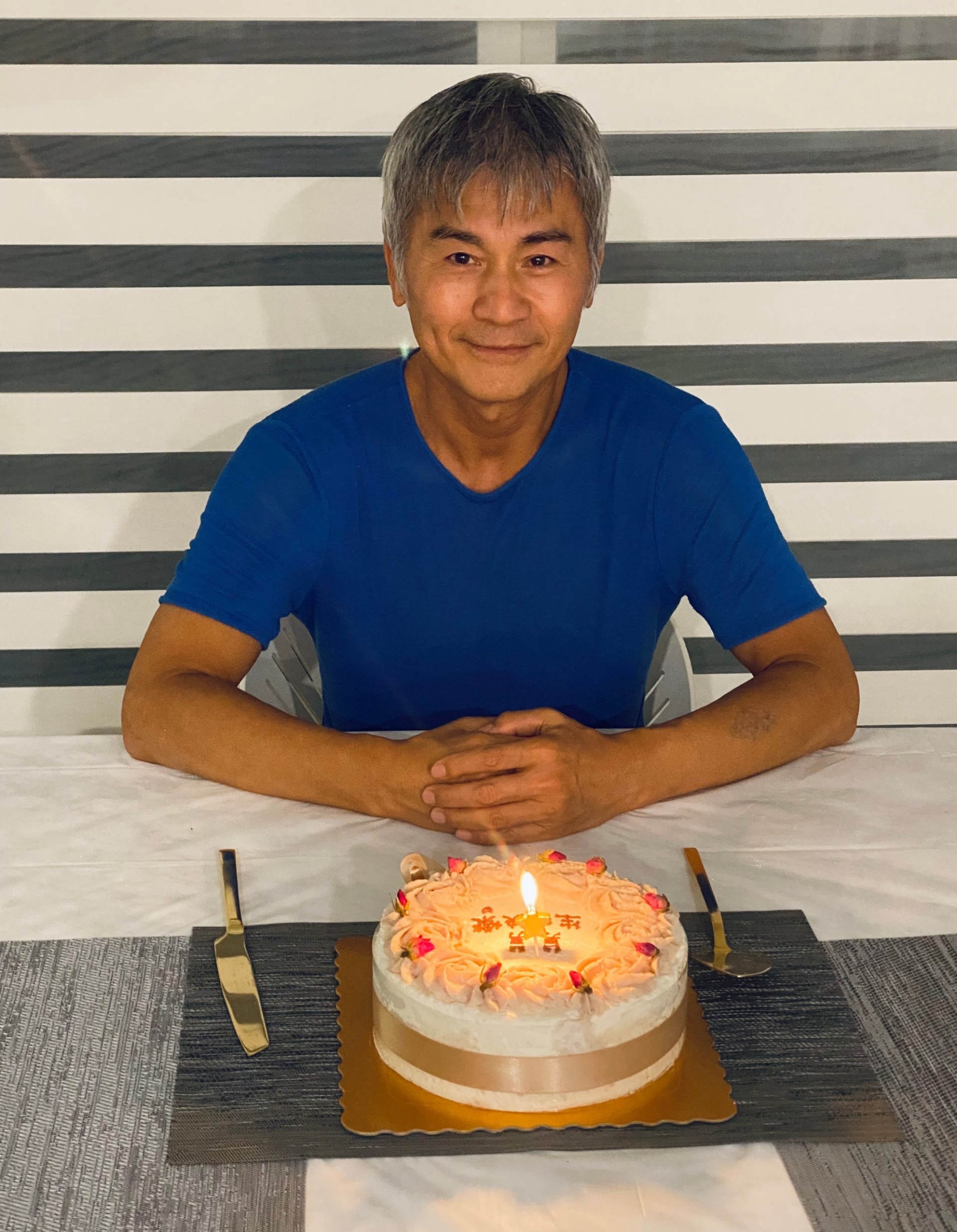 Huang Wenhao celebrated his 59th birthday alone, with gray hair and big ...