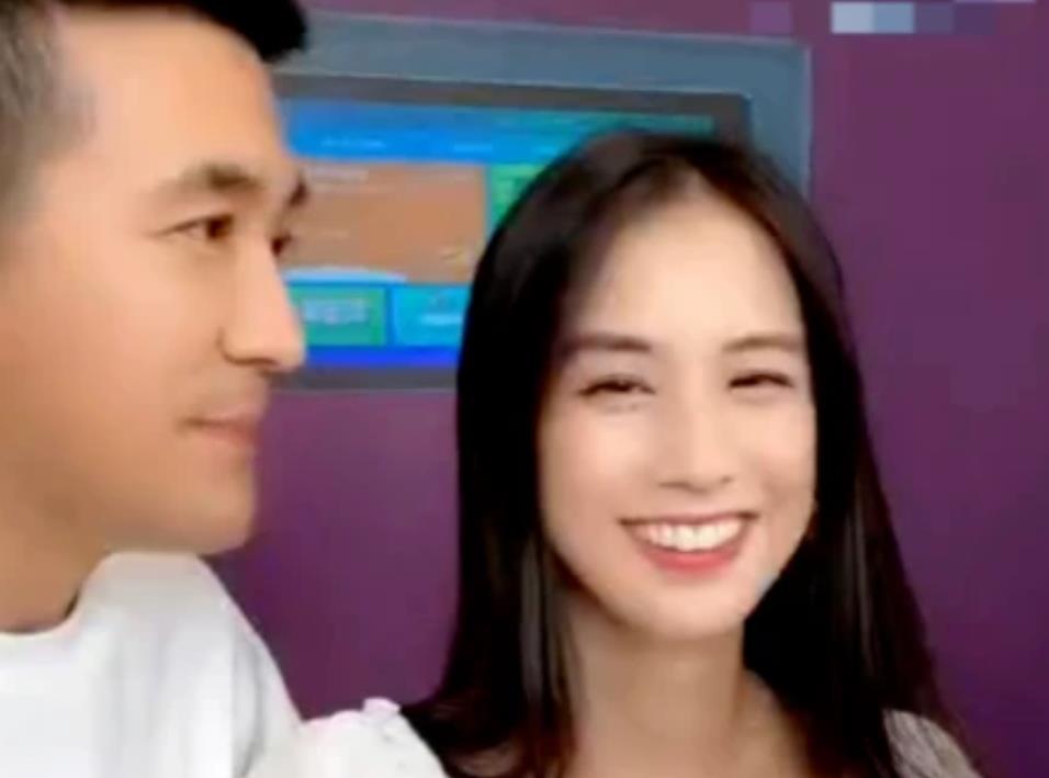 Huang Shengyi and Yang Zikai live live to bring the goods, the family of five are all on camera ...