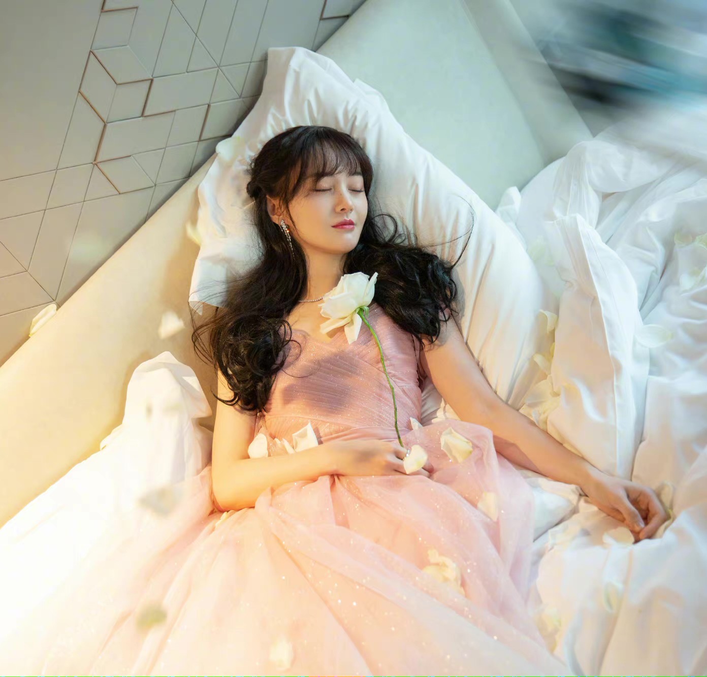 Zheng Shuang wore a pink dress and walked on the red carpet at minus 7 ...