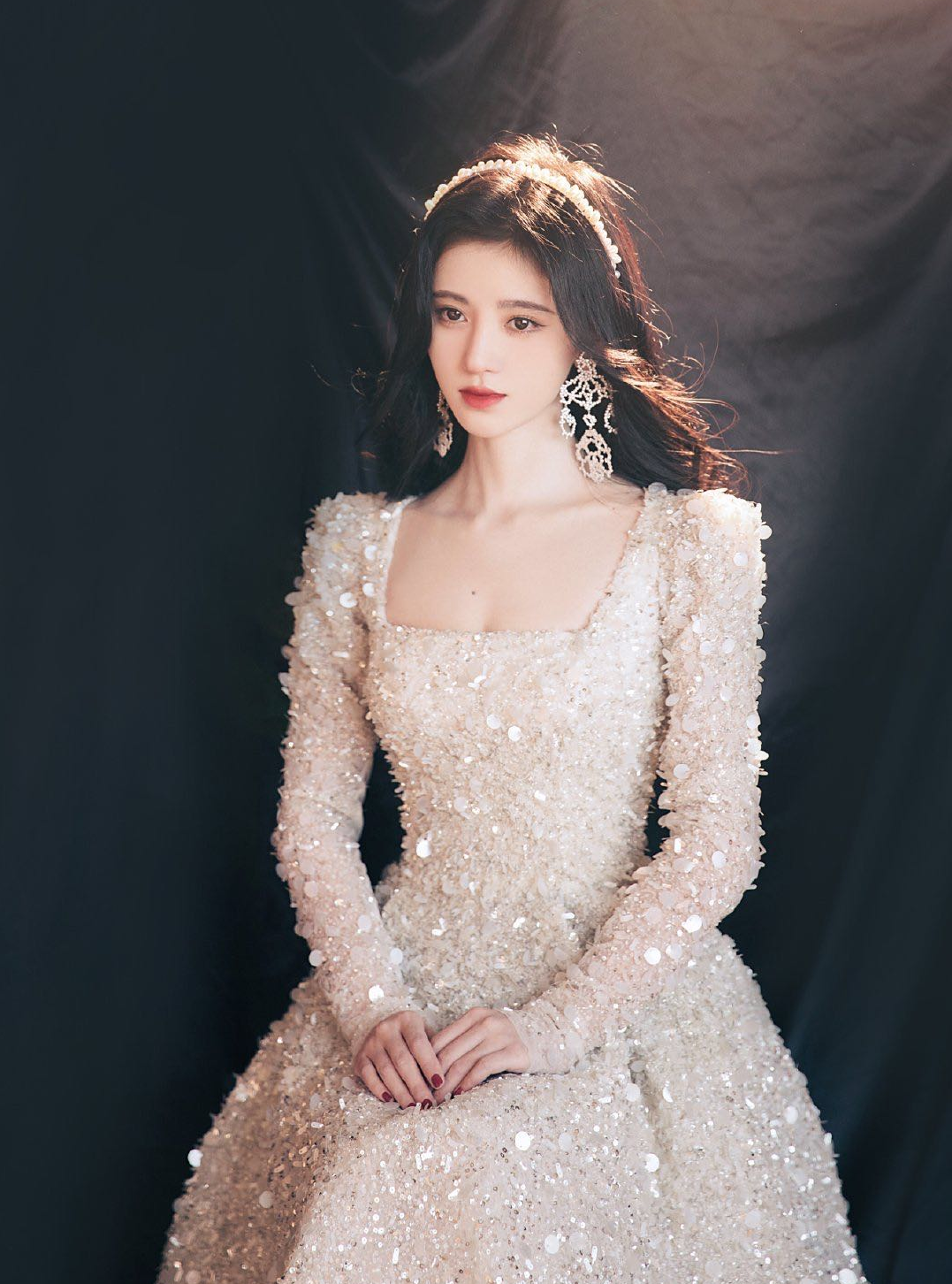 Ju Jingyi also suspected of wearing fakes, and Yang Mi's shirt was ...