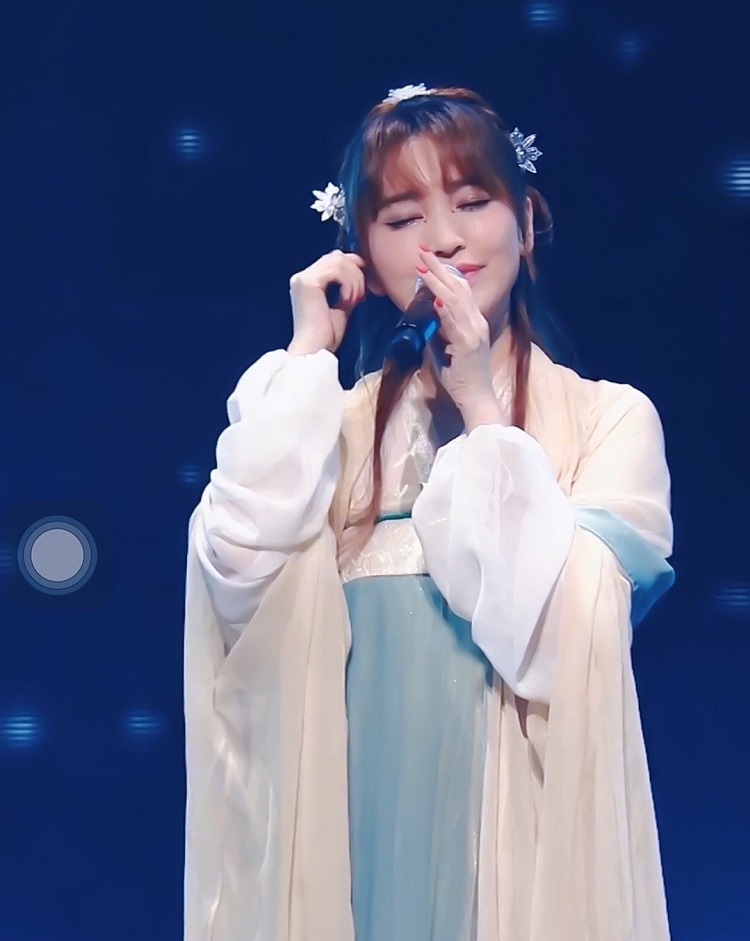Jin Sha sang "The Myth of Stars and Moons" in Hanfu, returning to Lu Su ...