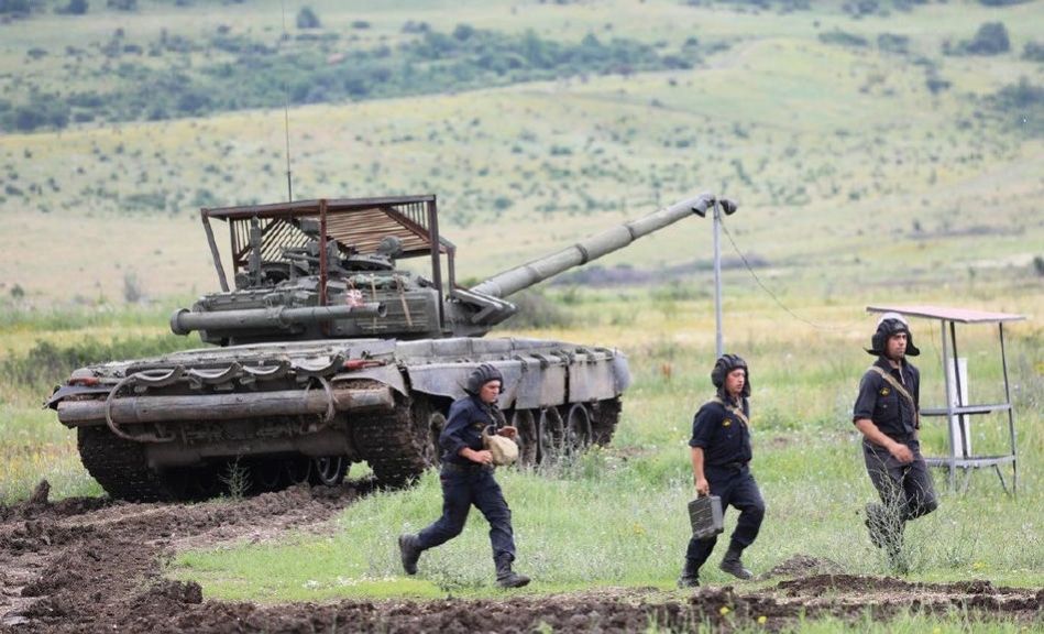 Tanks also need to wear "anti-riot helmets": T72BM covers a large iron ...
