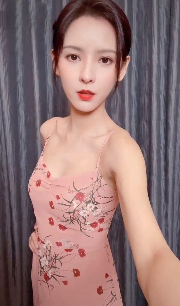 Wang Sicongs Ex Girlfriend Zhang Yuxi Hangs Up The Hot Dance Show At Home Has A Thin Waist And