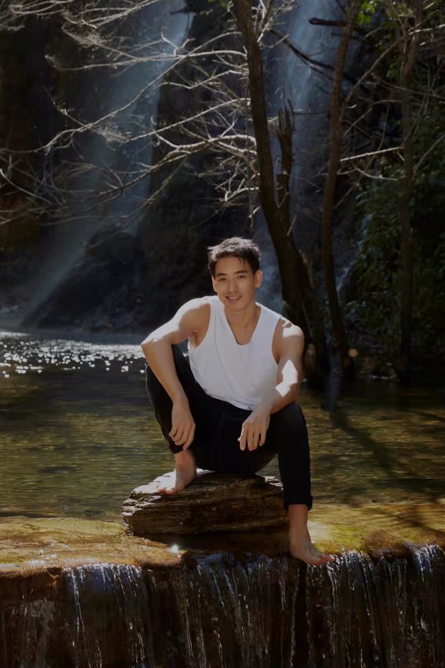 Huang Li's latest photo exposure is chic and casual, showing the charm ...