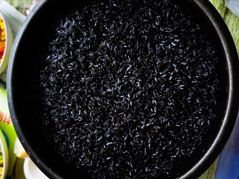How to make black glutinous rice in Guangxi?Dyeing is a very important ...