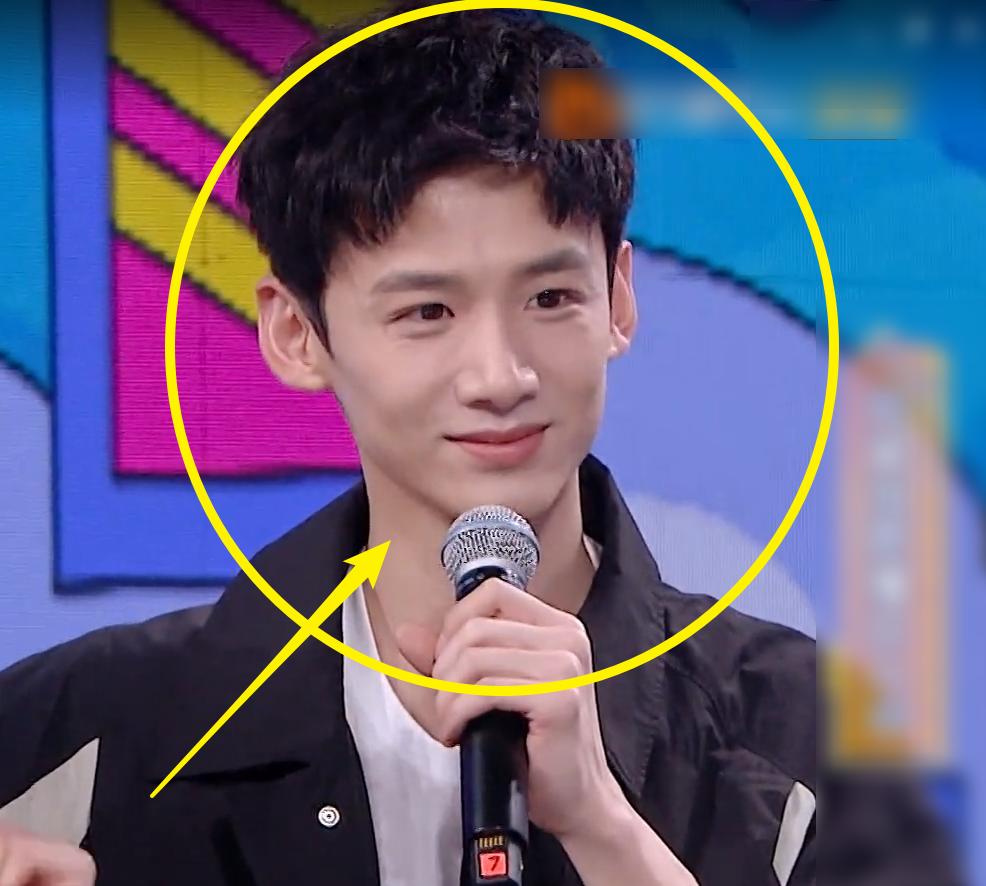 Bai Jingting and Li Zhiting are in the same frame, with a height ...