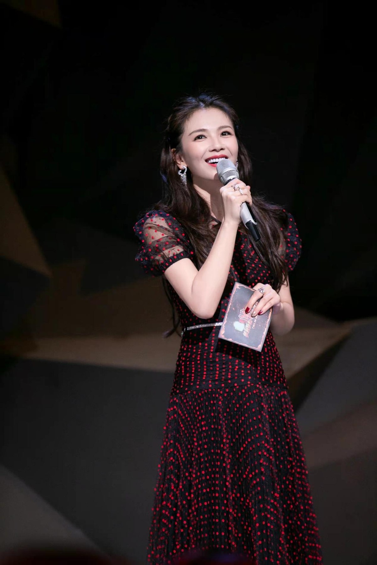 44-year-old Liu Tao cross-border host, the diamond-encrusted belt draws ...