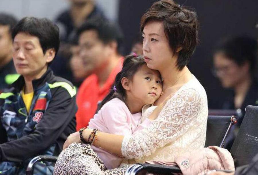 Zhang Yining married her 20-year-old husband, gave birth to a pair of ...