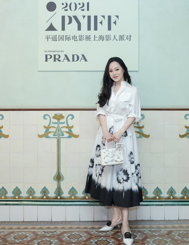 "Peachy Goddess" Zhang Xiaohui is really not old, she still exudes sexy charm at the age of 58 ...