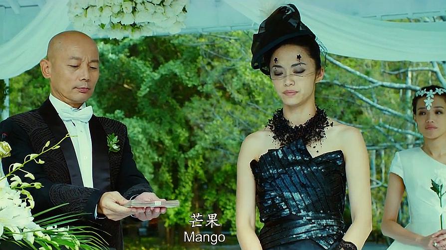 Feng Xiaogang carries a knife and Zhou Xingchi sells a house, once a big director, why is he so ...