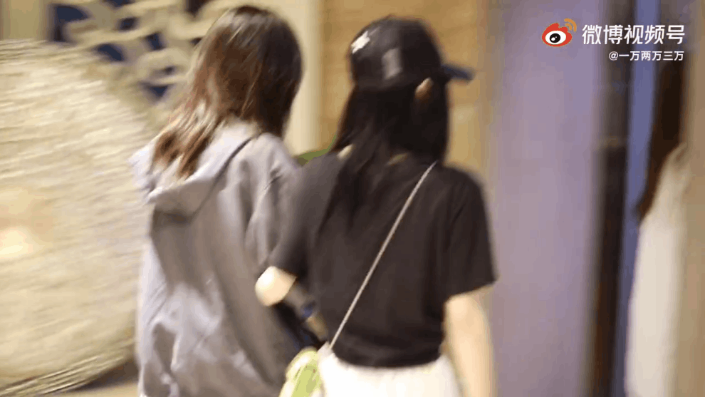 Ju Jingyi and Zhao Jiamin hold hands in the same frame - iNEWS