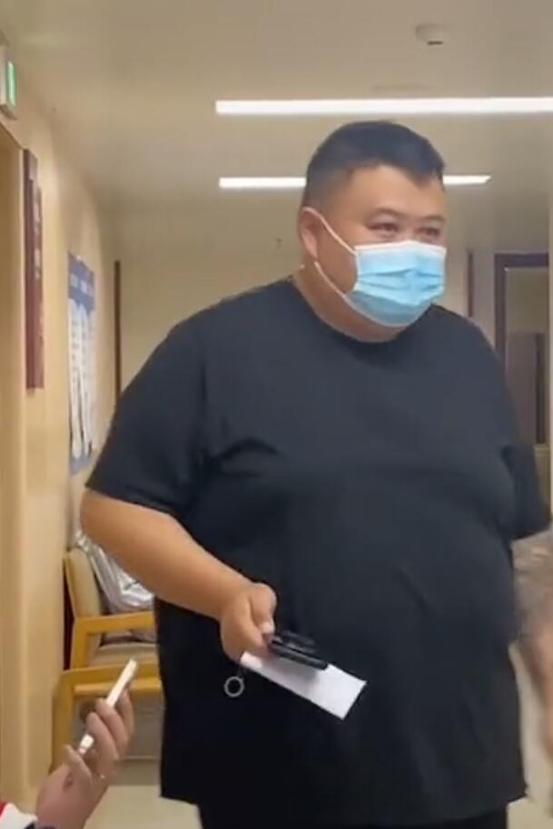 Yue Yunpeng's partner, Sun Yue, showed up in the hospital and performed ...