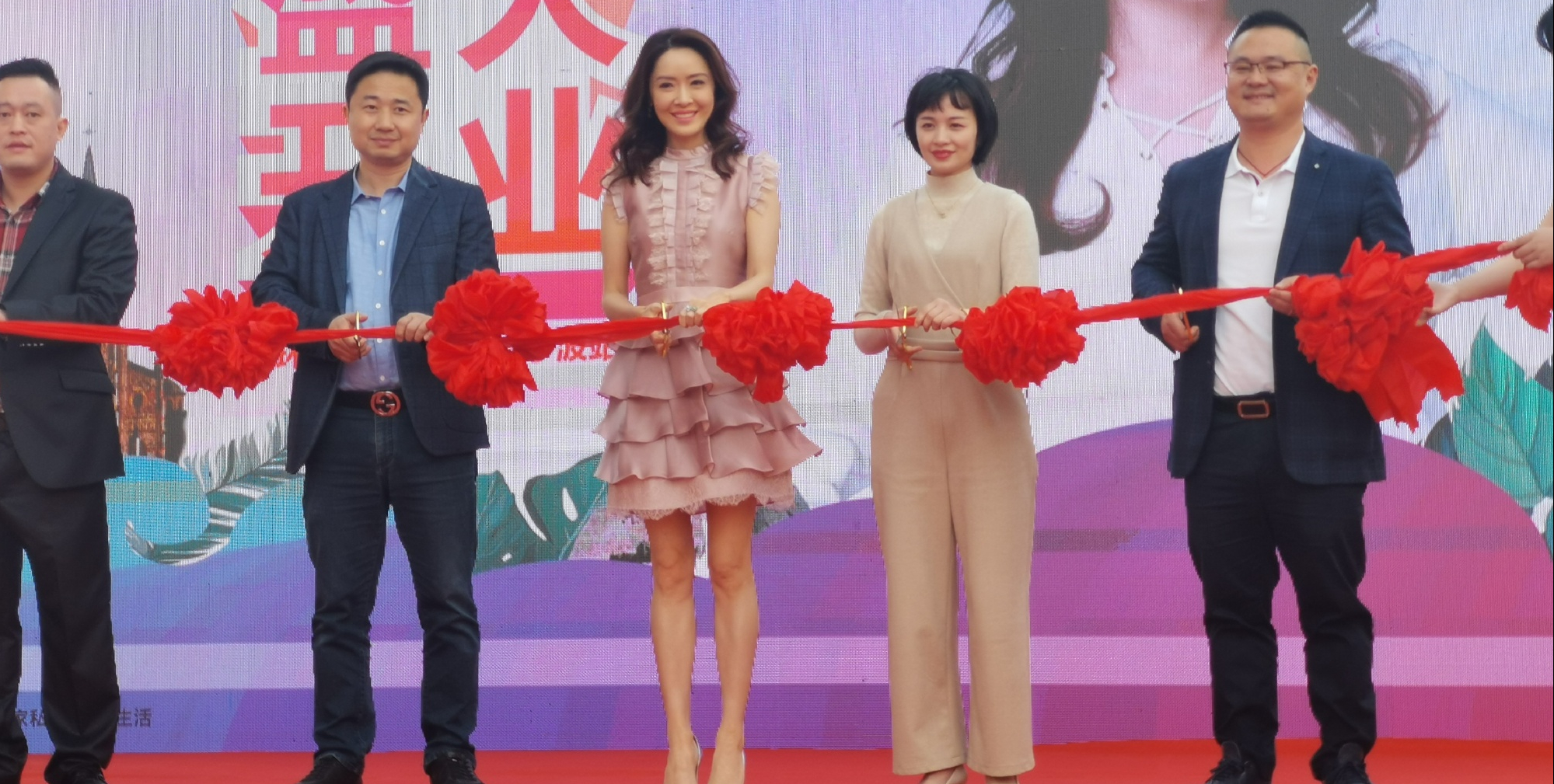 46-year-old Xiang Hailan and 53-year-old Zhou Haimei, with thin legs ...