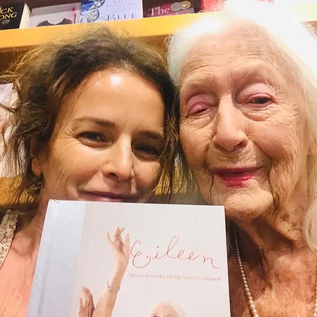 A legendary old lady, 107 years old, singing and dancing for a hundred ...