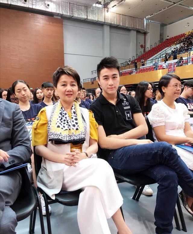 Anqi Liang is inconspicuous when posing with amateurs, her 61-year-old ...