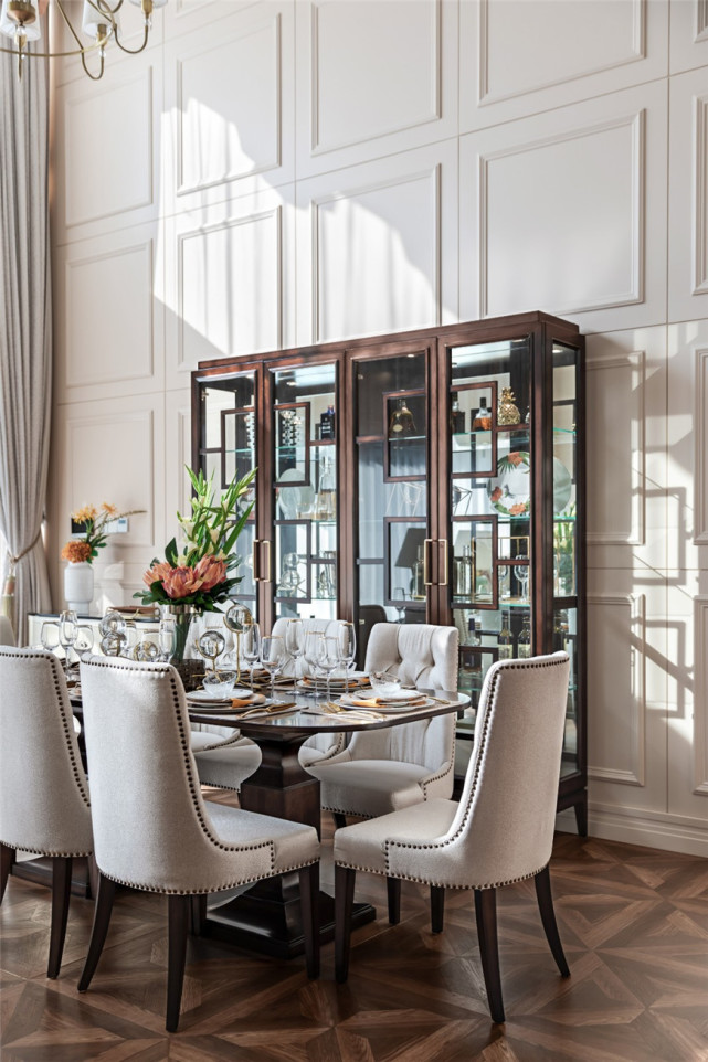 The 270-square-meter three-bedroom room twists around the boundary ...